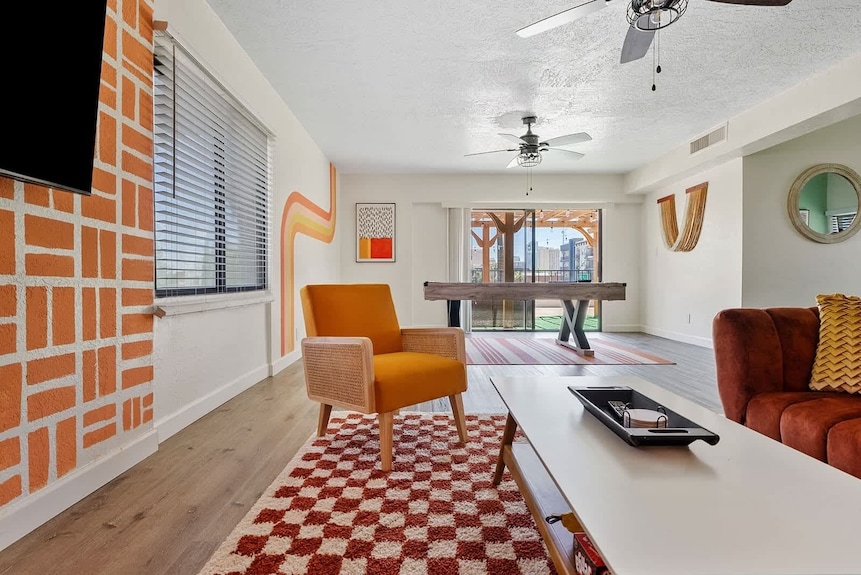 Penthouse, Free Parking, Pool Table, Private Balcony - Phoenix, AZ