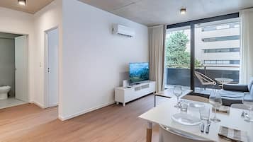 Apartamento Clássico | Sala | Televisor LCD de 42 polegadas com canais via satélite