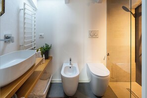 Apartamento | Casa de banho | Um polibã, artigos de higiene pessoal grátis, um secador de cabelo 