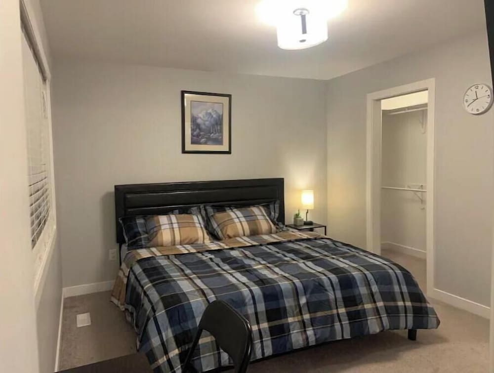 Exquisite 3 Br Villa With Double Garage-king Bed - Saskatchewan