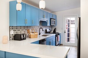 Suite Superior, casa de banho privativa, vista para a piscina (Duo Suite) | Cozinha partilhada | Um micro-ondas, uma cafeteira/bule, uma torradeira