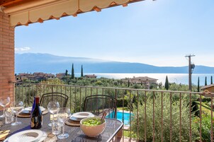 Apartamento, vista para a piscina | Opções para refeição no quarto