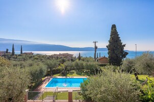 Apartamento, vista para a piscina | Vista do quarto