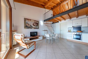 Apartamento, vista para a piscina | Área de estar | TV 35 cm com canais digitais