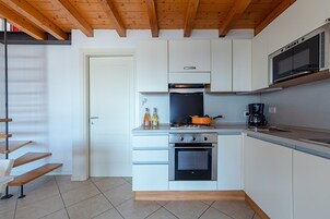 Apartamento, vista para a piscina | Cozinha compartilhada | Chaleira elétrica, torradeira, cadeirão de bebê