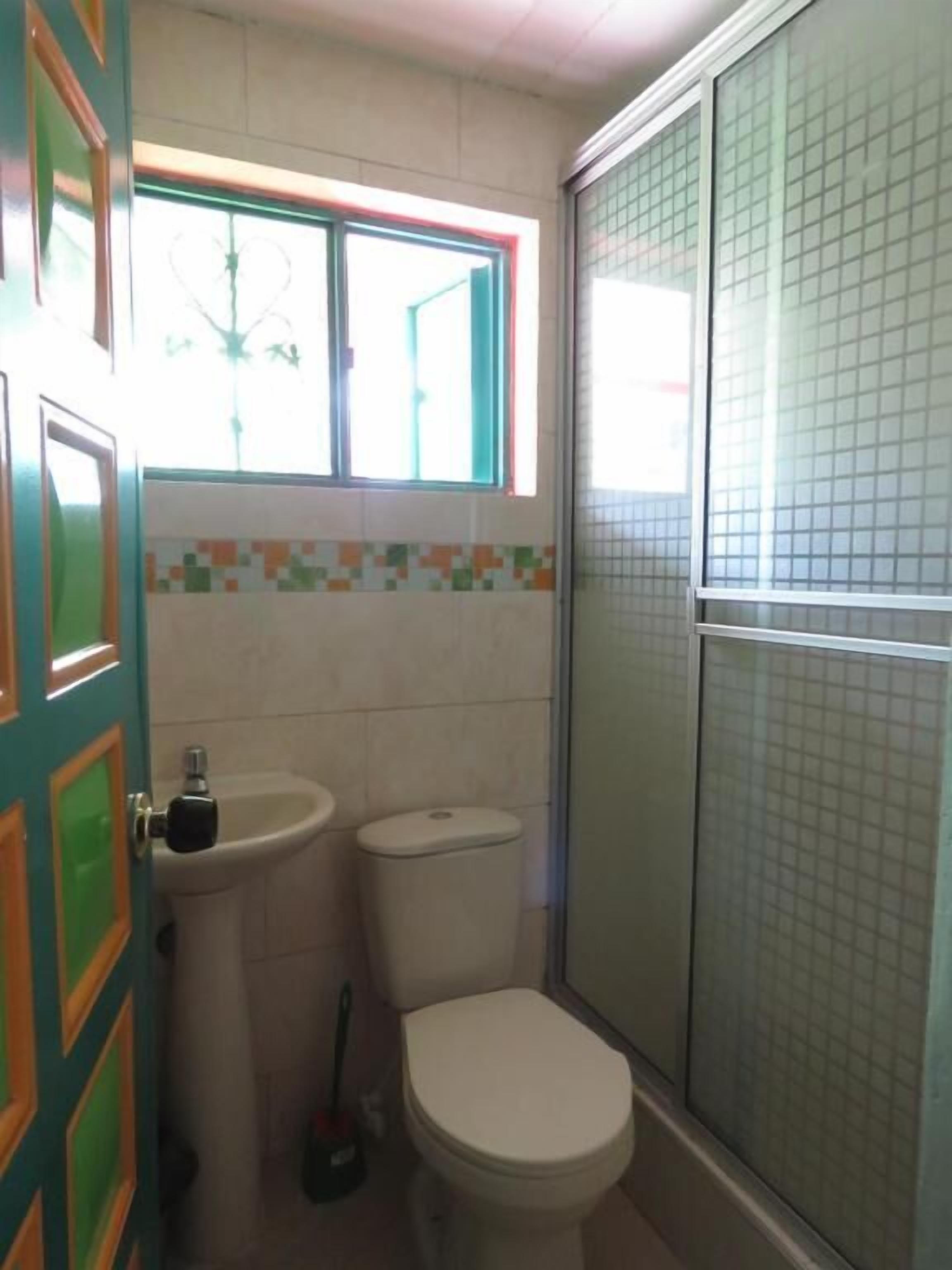 Um polibã, toalhas fornecidas, sabão, papel higiénico 