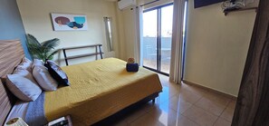 Cofres nos quartos, cortinas blackout, Wi-Fi de cortesia