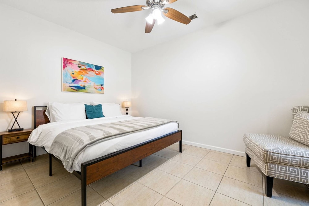 Summer Escape: Save 25% Now! - Palm Desert, CA