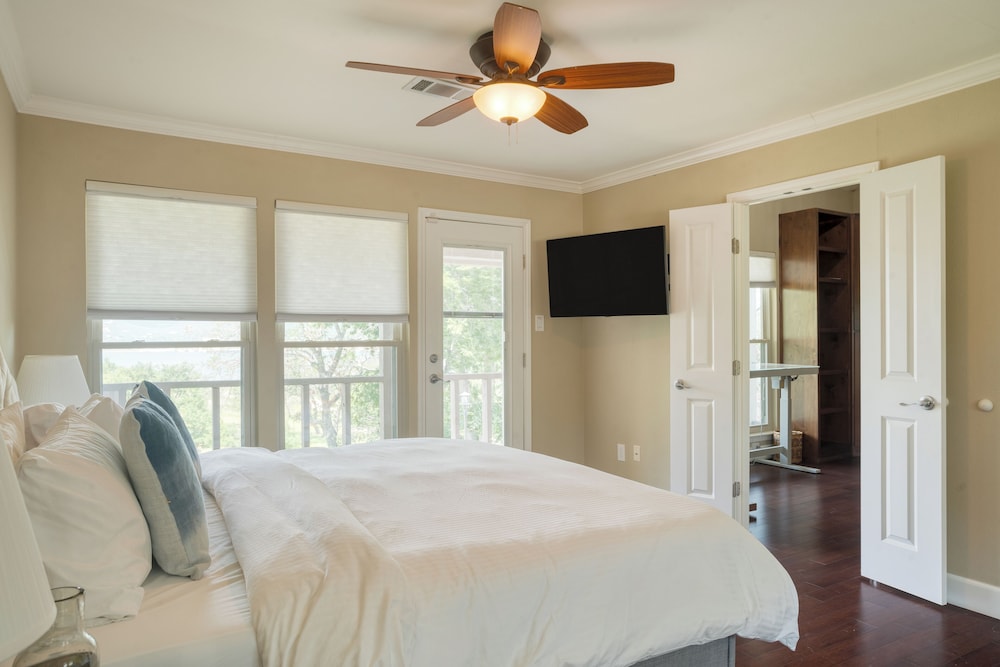 Travis by AvantStay | Waterfront Lake Retreat - Hudson Bend | Vrbo