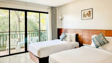 Quarto Superior, vista para a piscina | Secretária, secretária adequada para computadores portáteis