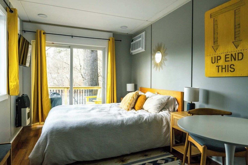 Modern Tiny House W/hot Tub & River Near Stowe - Vermont