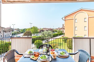 Apartamento, vista para o pátio | Refeições no quarto