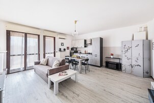 Apartamento, vista para o pátio | Sala de estar | TV de ecrã plano 
