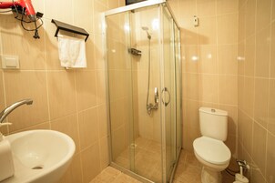 Suíte, vista para a cidade | Banheiro | Produtos de toalete grátis, secador de cabelo, chinelos 