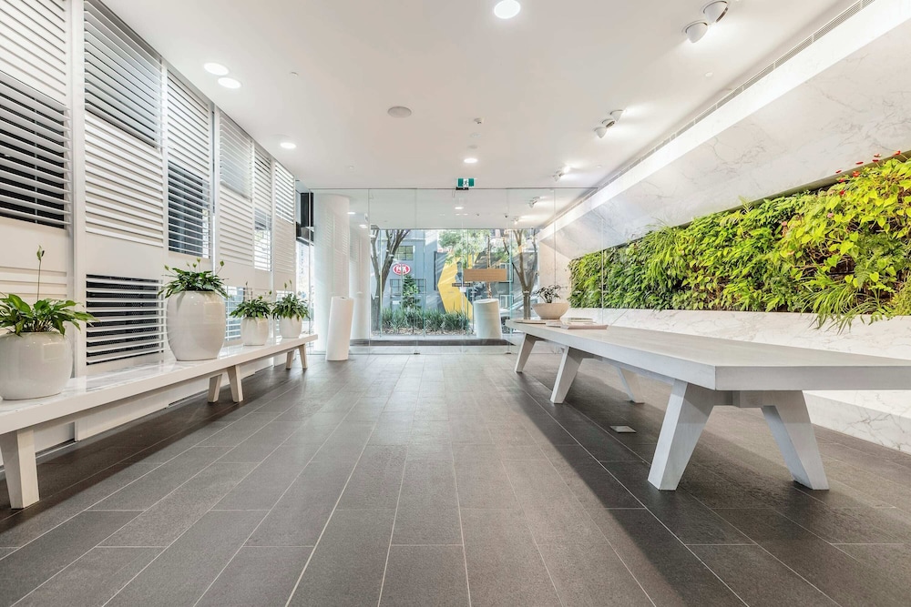 Exclusive Top Floor Escape In Chic Arts Precinct - Tottenham
