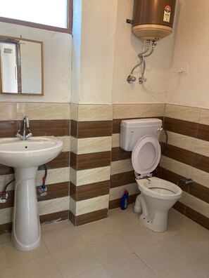 Quarto Deluxe, vista para o jardim | Casa de banho | Um polibã 