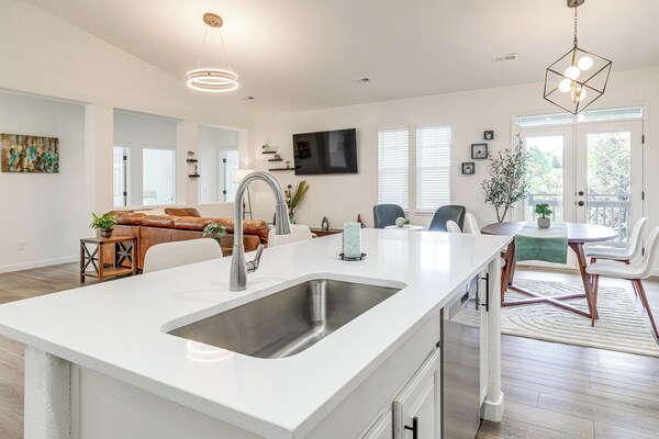 Seasonal Pool, Balcony: Quiet & Cozy Aurora Condo! - Aurora, CO