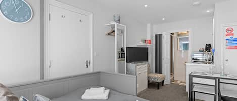 Secretária, quartos insonorizados, ferro/tábua de engomar