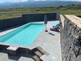 Piscina exterior, da(s) 11:00 à(s) 19:00, guarda-sóis, espreguiçadeiras 