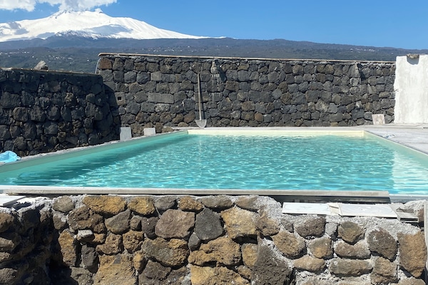 Piscina exterior sazonal, da(s) 11:00 à(s) 20:00, guarda-sóis