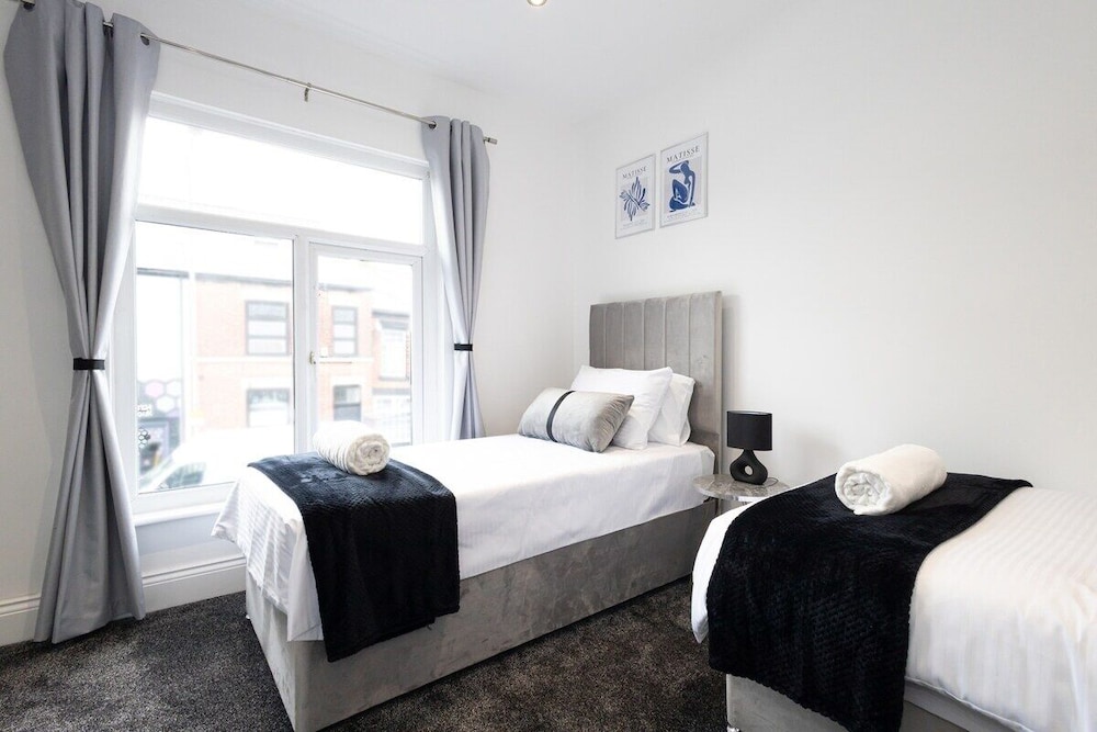 Modern Bolton Retreat - Stylish Comfort - Flat B - Bolton