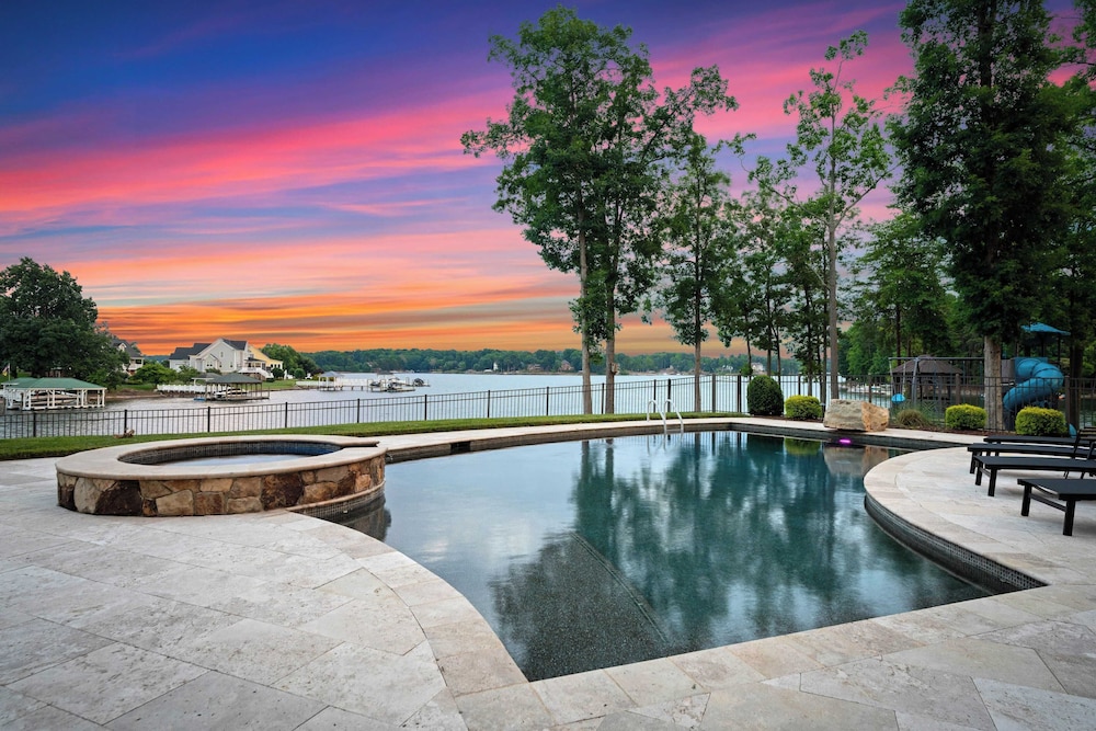 Paradise Pointe By Avantstay Lakefront + Views + Playset - Lake Norman, NC