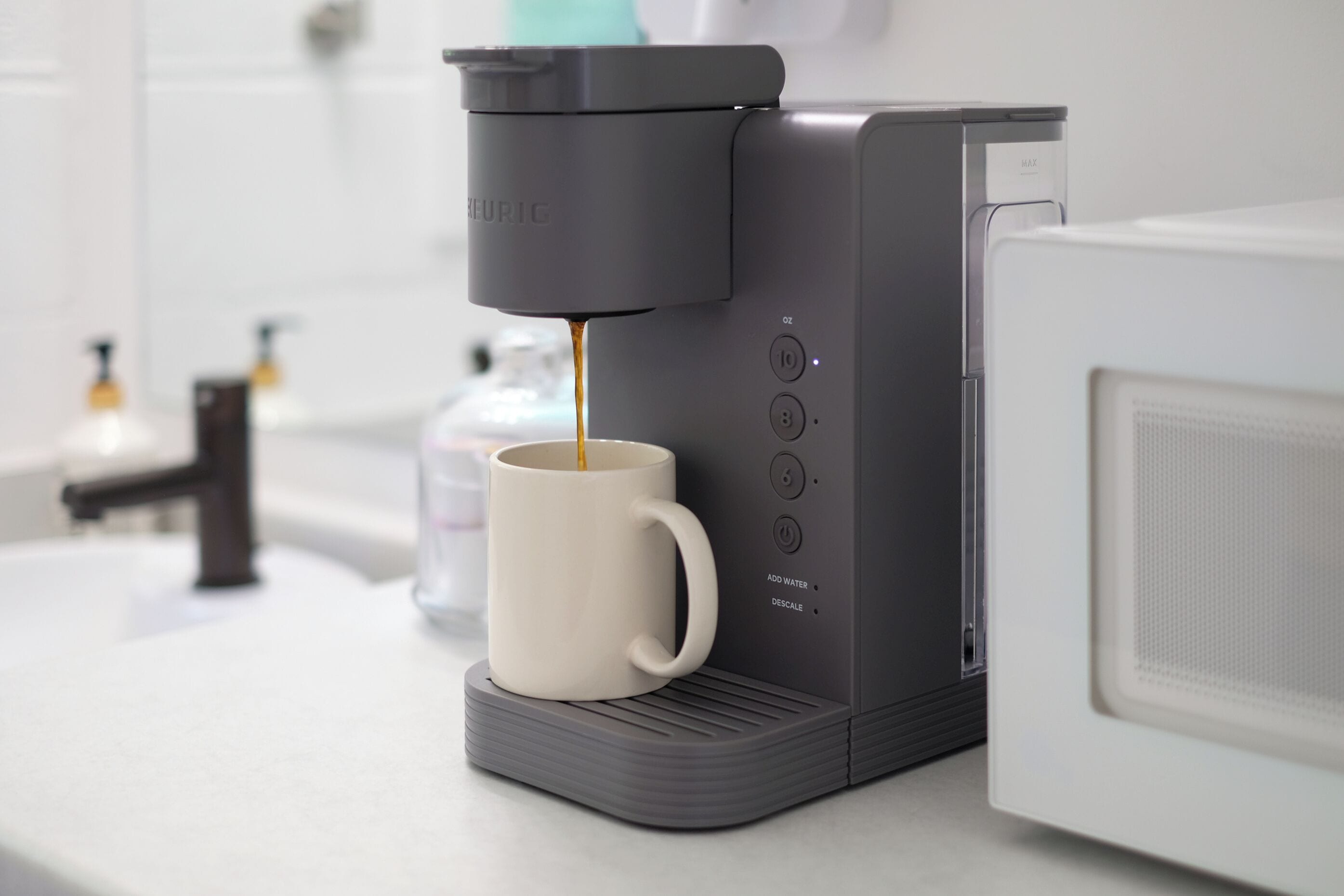 Máquina de café Keurig servindo café em uma caneca.