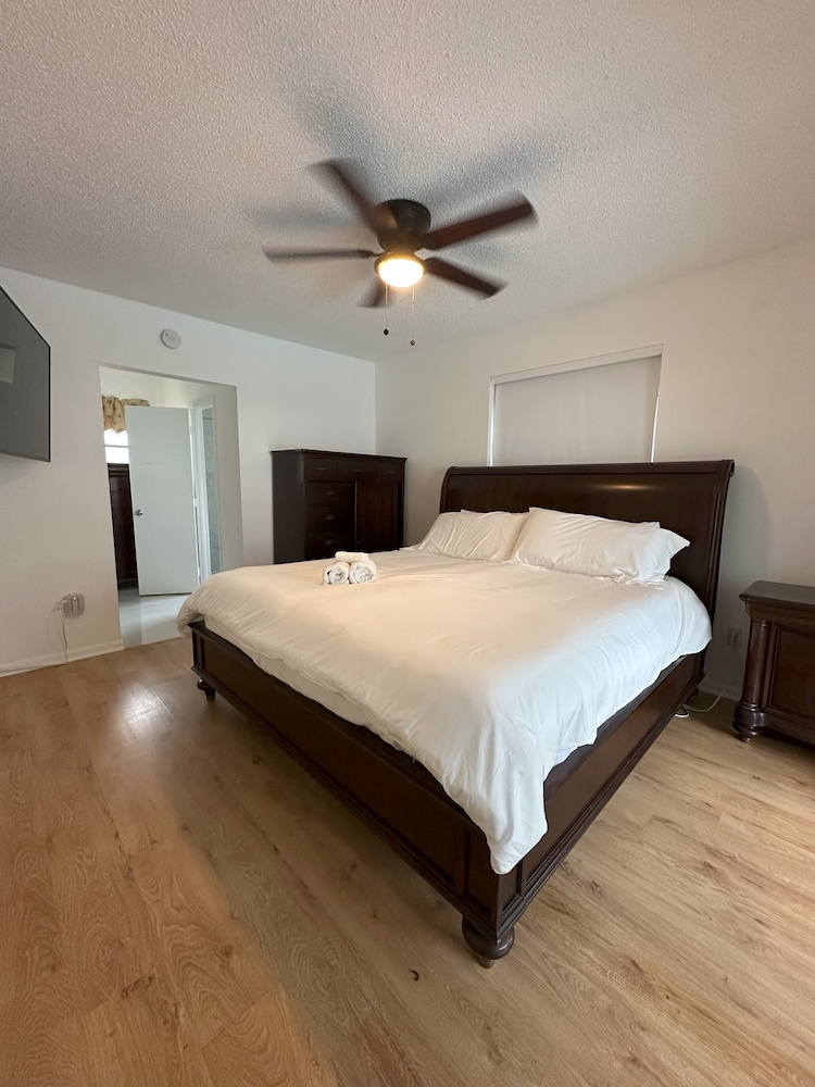 Spacious Pool Home For 10!, Luxurious 4 Bedroom Oasis, Perfect For Large Groups - West Palm Beach, FL
