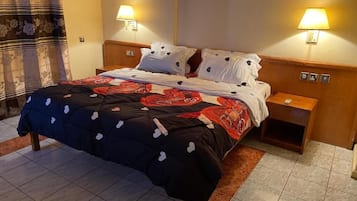 Quarto Duplo Deluxe, Vista para a cidade | Quartos insonorizados, ferro/tábua de engomar, Wi-fi grátis