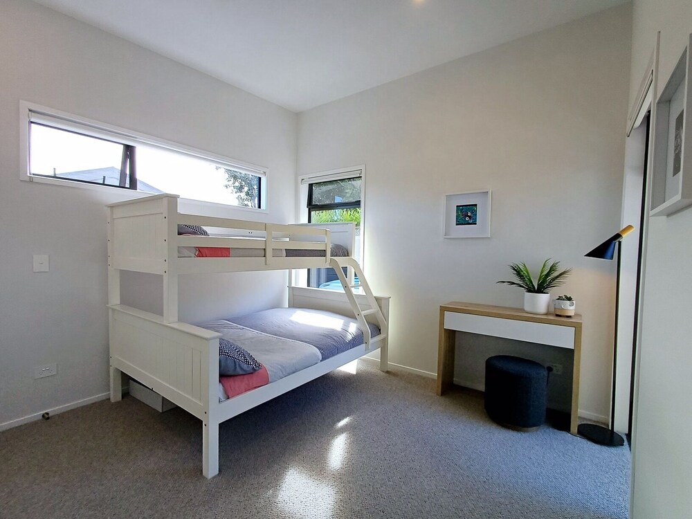 Relaxing home with views over Matauwhi Bay and an easy walk to Russell ...
