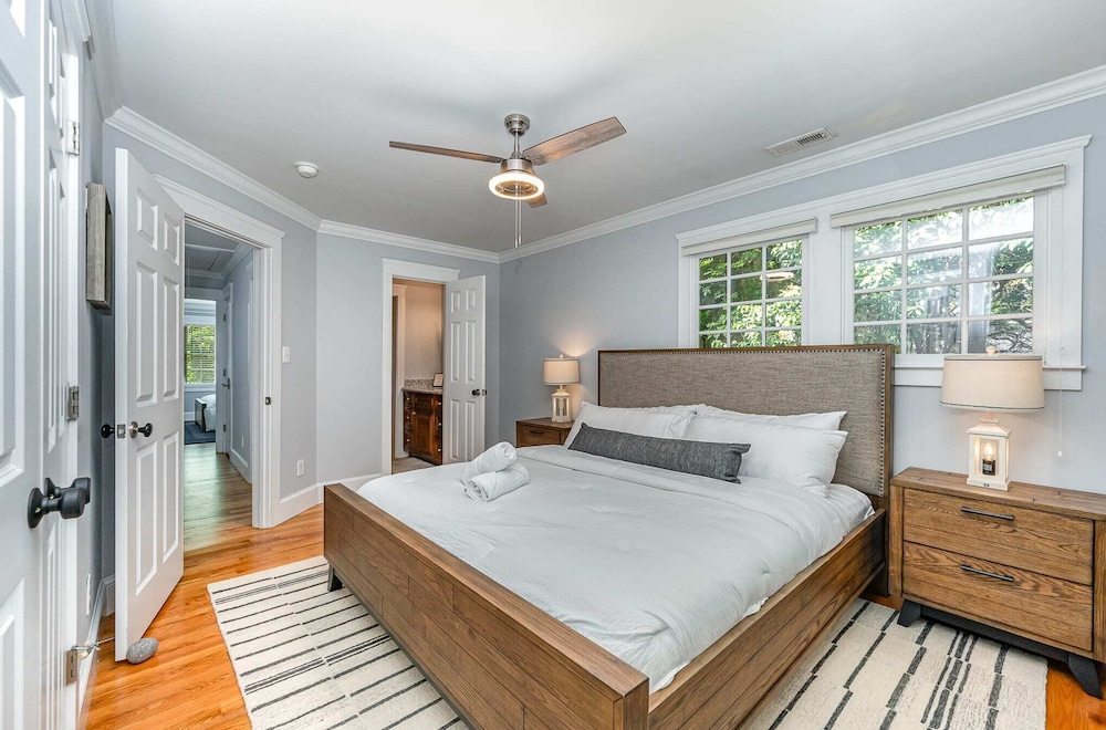 Luxury South End Retreat W/ Hot Tub & 4 Bedrooms - Charlotte
