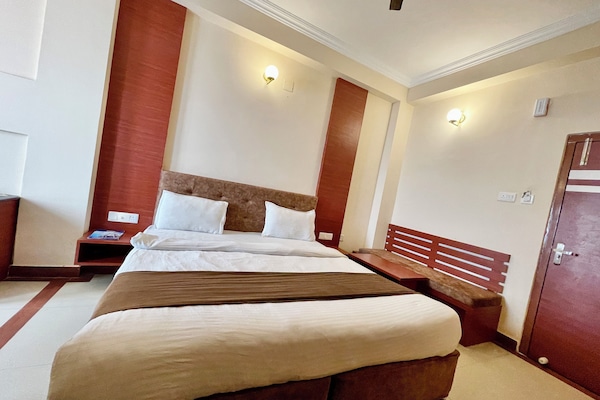 Roupas de cama premium, escrivaninha, espaço de trabalho para notebook