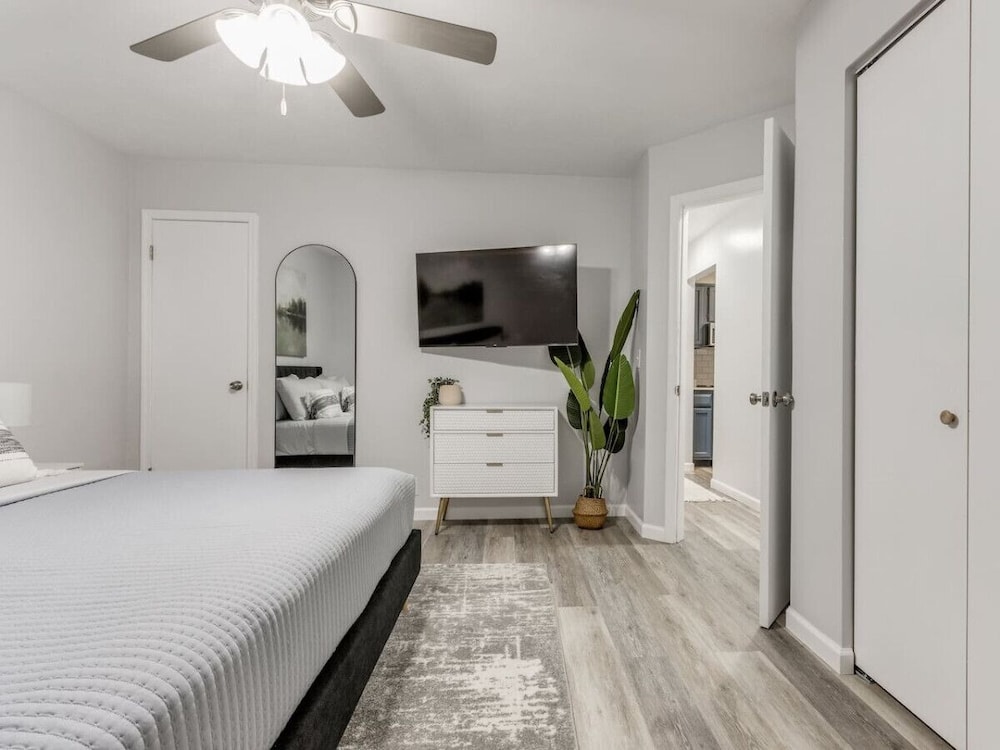 Cozy 2-bed Home W/ King Bed - Edmond, OK