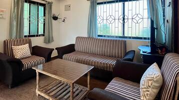 Apartamento Comfort | Sala de estar | Televisor LCD de 22 polegadas com canais por cabo