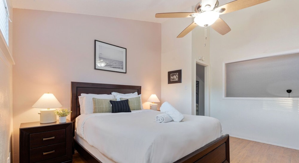 Waterfront Loft W/ Pool, Park Views + Private Balcony - Austin
