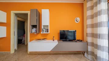 Apartamento, vista para o jardim | Sala de estar | Televisor de ecrã plano de 32 polegadas com canais por cabo