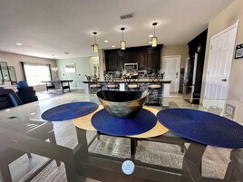 Um frigorífico/congelador grande, um micro-ondas, um forno 