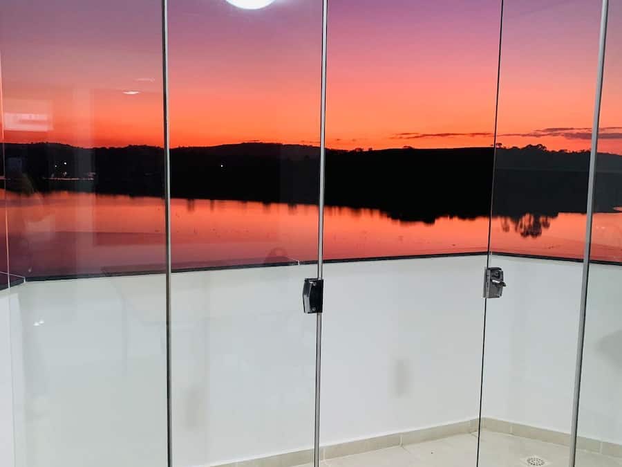 Suite Deluxe, lanai (alpendre havaiano), vista para o rio | Cozinha privada | Minifrigorífico, mesas de jantar