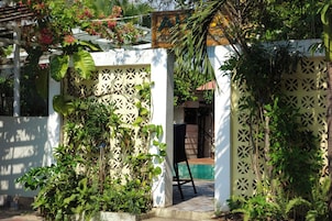 Piscina externa, guarda-sóis, espreguiçadeiras