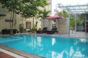 Piscina exterior, guarda-sóis, espreguiçadeiras