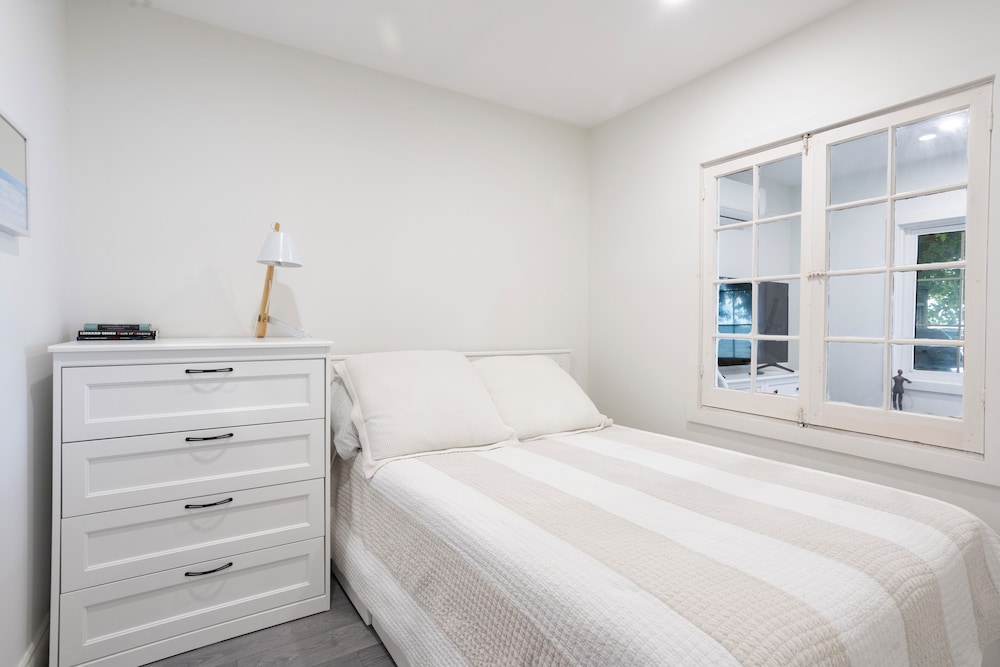 Cozy Cottage With All The Amenities On Lake Ontario - Kingston