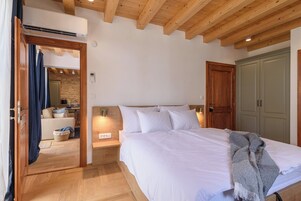 Apartamento família, varanda | Escrivaninha, ferros/tábuas de passar roupa, Wi-Fi de cortesia