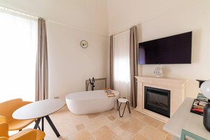 Excusive Suite With Bathtub | Cofre no quarto, secretária adequada para computadores portáteis