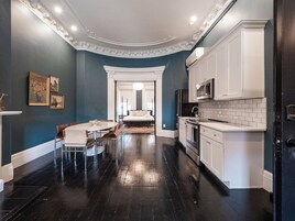 Apartamento Premium | Sala de estar | Smart TV de 24 polegadas com canais digitais 