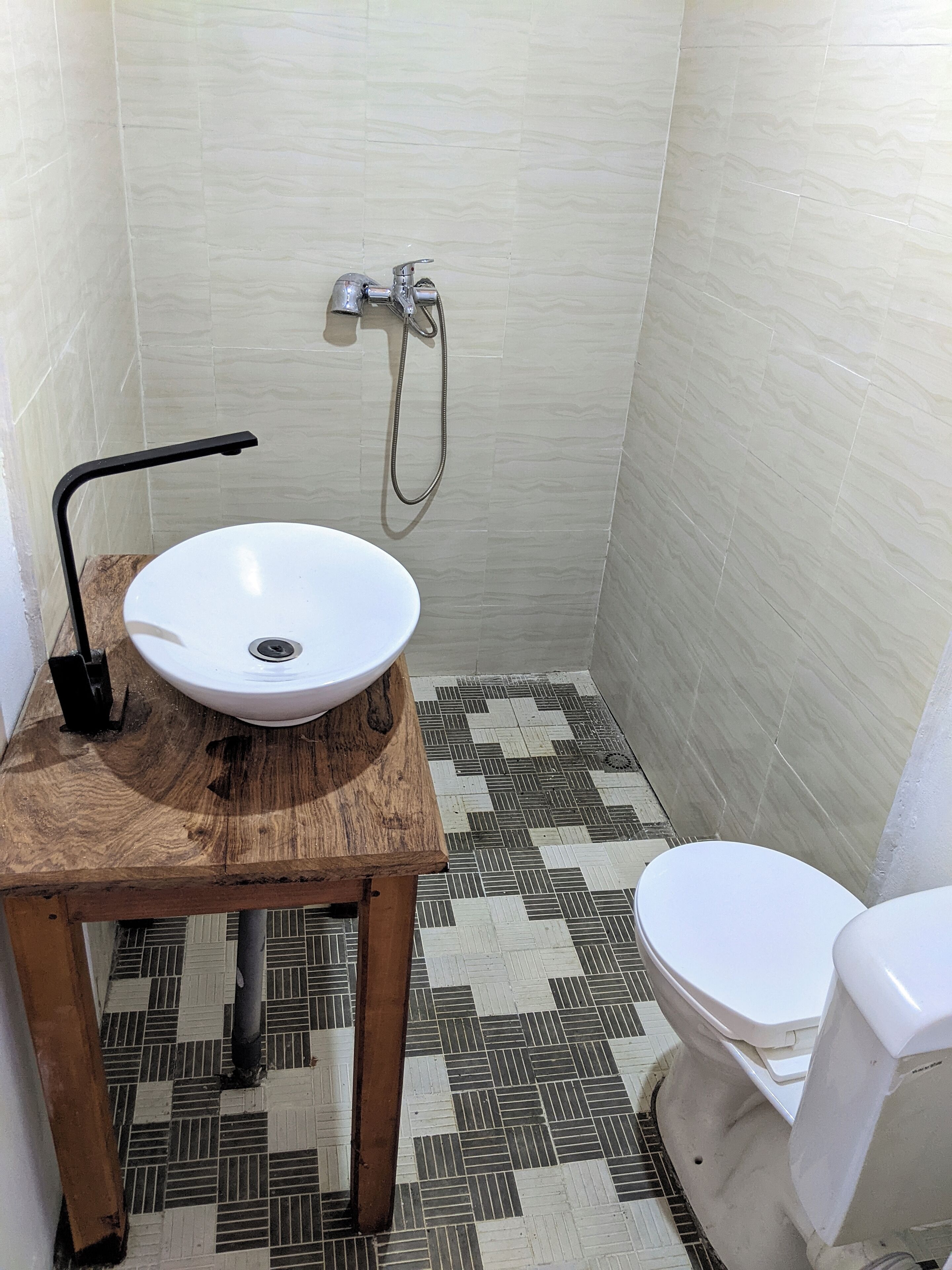 Uma banheira, chinelos 