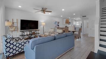 Condo, várias camas, varanda, vista parcial para o oceano (Emerald Hill 30) | Área de estar | TV de tela plana 42 polegadas com canais digitais, TV