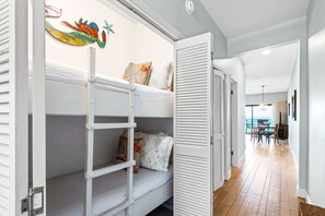 Apartamento em Condomínio Fechado, várias camas, pátio, vista para o oceano (Palms C8) | 1 quarto, com decoração personalizada, com mobília individualizada 