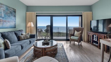 Apartamento em Condomínio Fechado, várias camas, pátio, vista para o oceano (Palms C8) | Sala de estar | Televisor de ecrã plano de 42 polegadas com canais digitais 