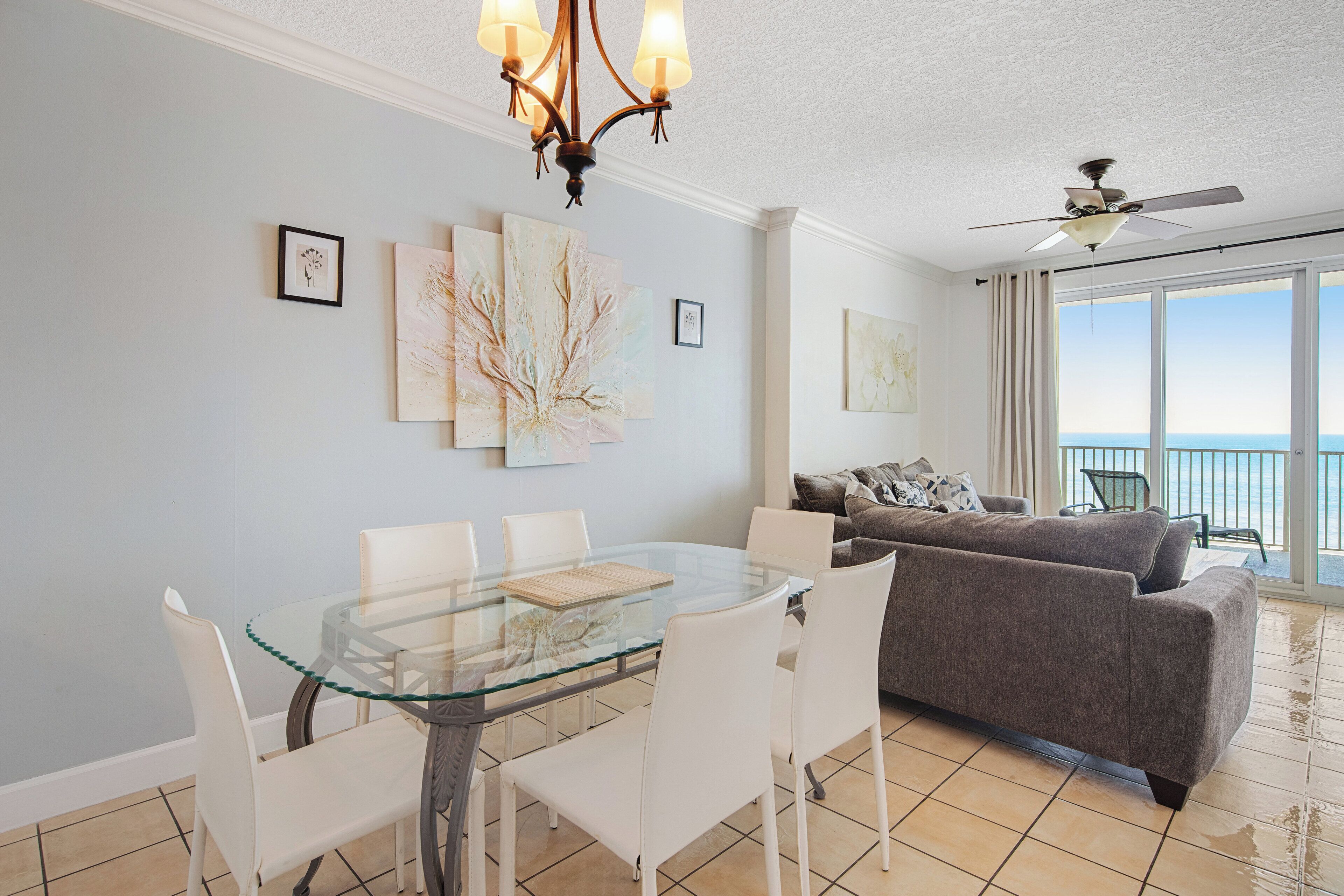 Apartamento em Condomínio Fechado, várias camas, varanda (Ocean Villa 502 - No Pets Allowed) | 2 quartos, com decoração personalizada, com mobília individualizada 