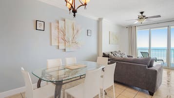 Apartamento em Condomínio Fechado, várias camas, varanda (Ocean Villa 502 - No Pets Allowed) | 2 quartos, com decoração personalizada, com mobília individualizada